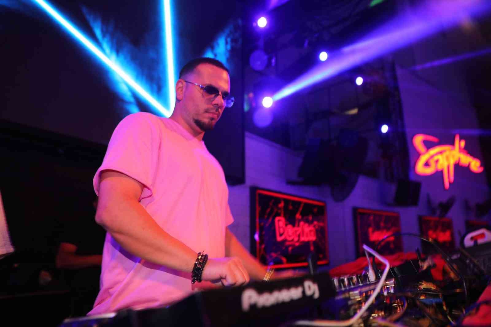 Bodrum’da yerli ve yabancı turistler DJ performans ile eğlendi - Bodrum ...